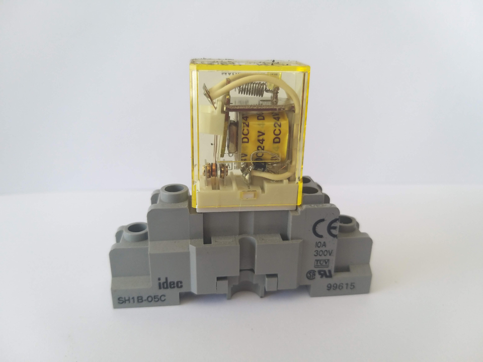 51052986 - RELAY RHIB-D BASE SH1B-05C IDEC